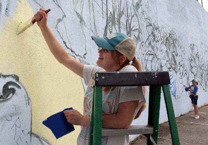 Van Gogh-inspired mural takes shape in Norwich | The Day
