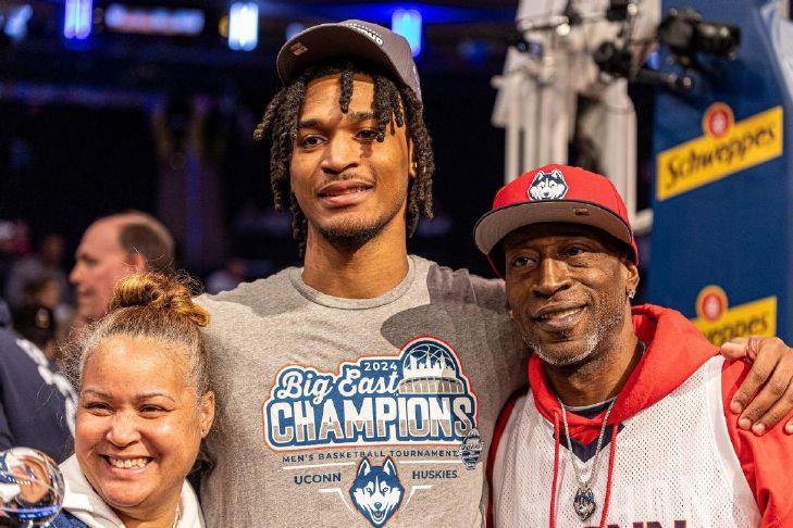 Family has helped keep UConn's Stephon Castle humble | The Day