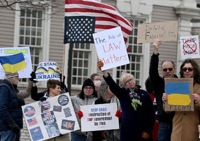 New London rally draws hundreds of anti-Trump protesters | The Day