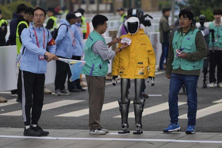 No sweat: Humanoid robots run a Chinese half-marathon alongside flesh ...