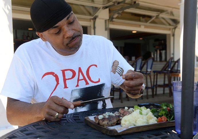 New London firefighter serves up online restaurant reviews | The Day